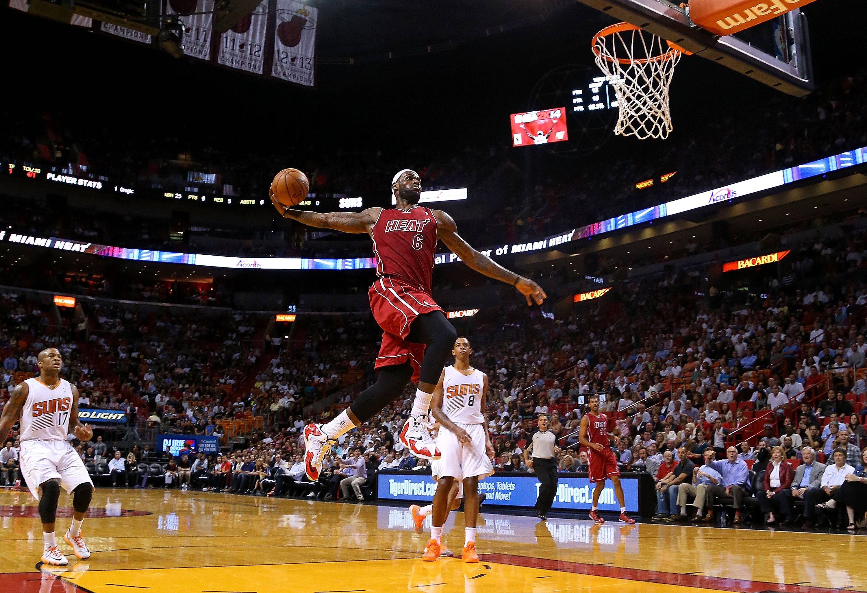 Lebron James Dunking Wallpapers Wallpaper Cave