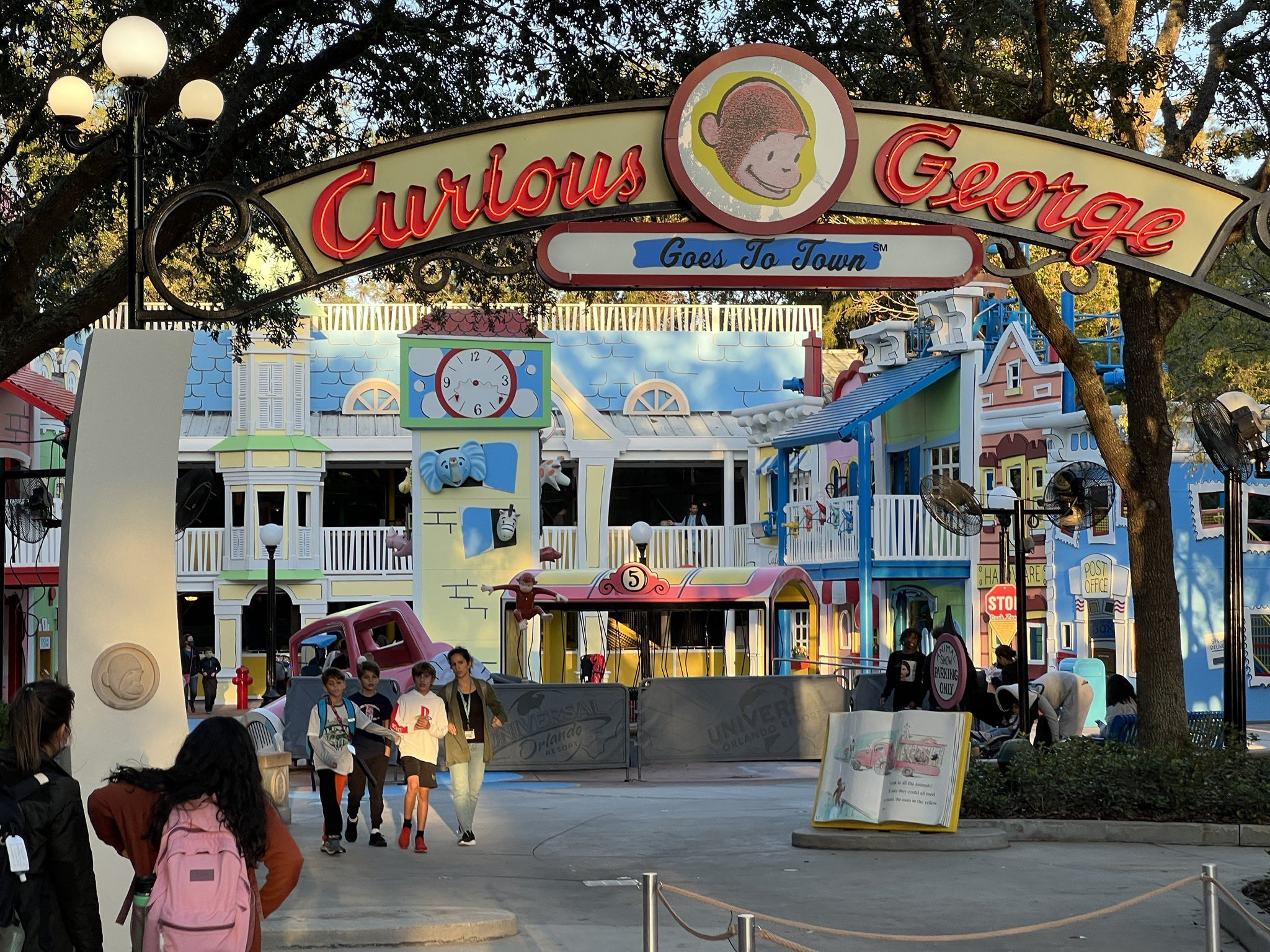 Curious George Goes To Town Wallpapers - Wallpaper Cave