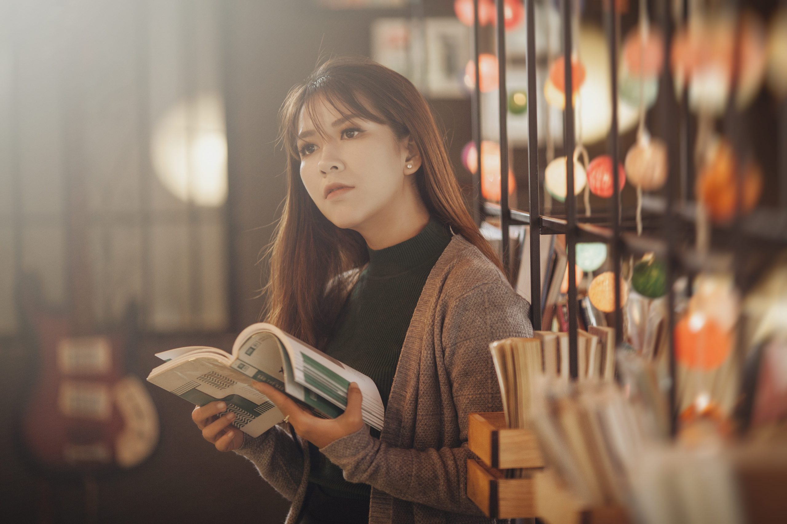 Women With Books Wallpapers - Wallpaper Cave