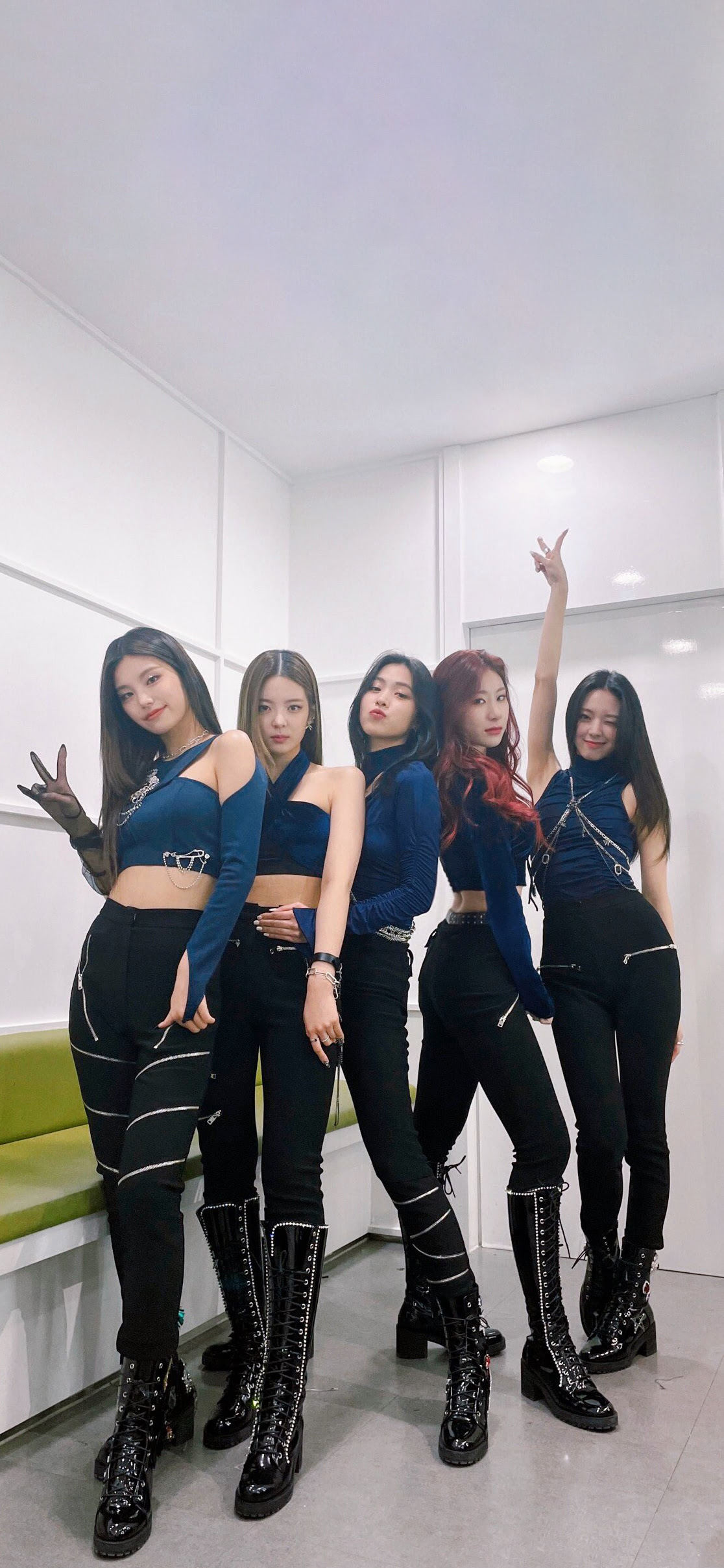 Itzy Sneakers Wallpapers - Wallpaper Cave