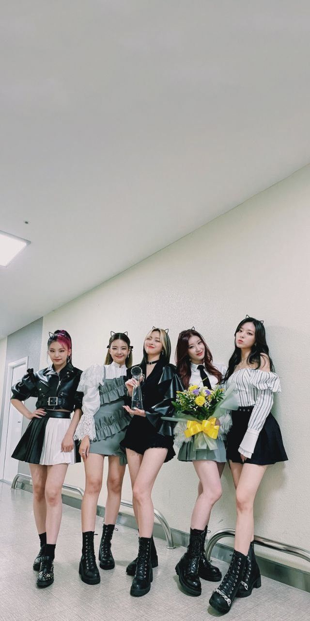 Itzy Sneakers Wallpapers - Wallpaper Cave