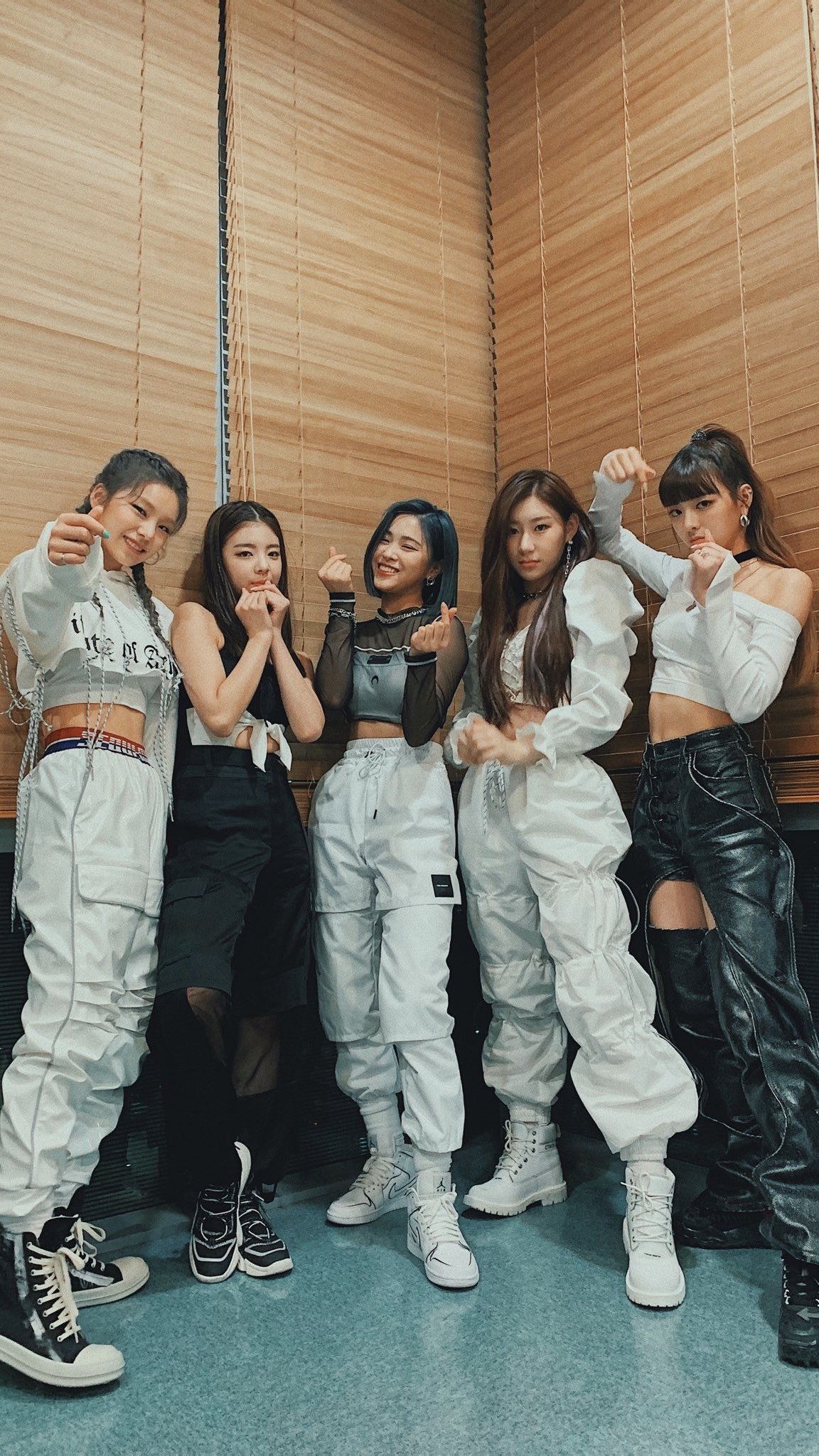 Itzy Sneakers Wallpapers - Wallpaper Cave