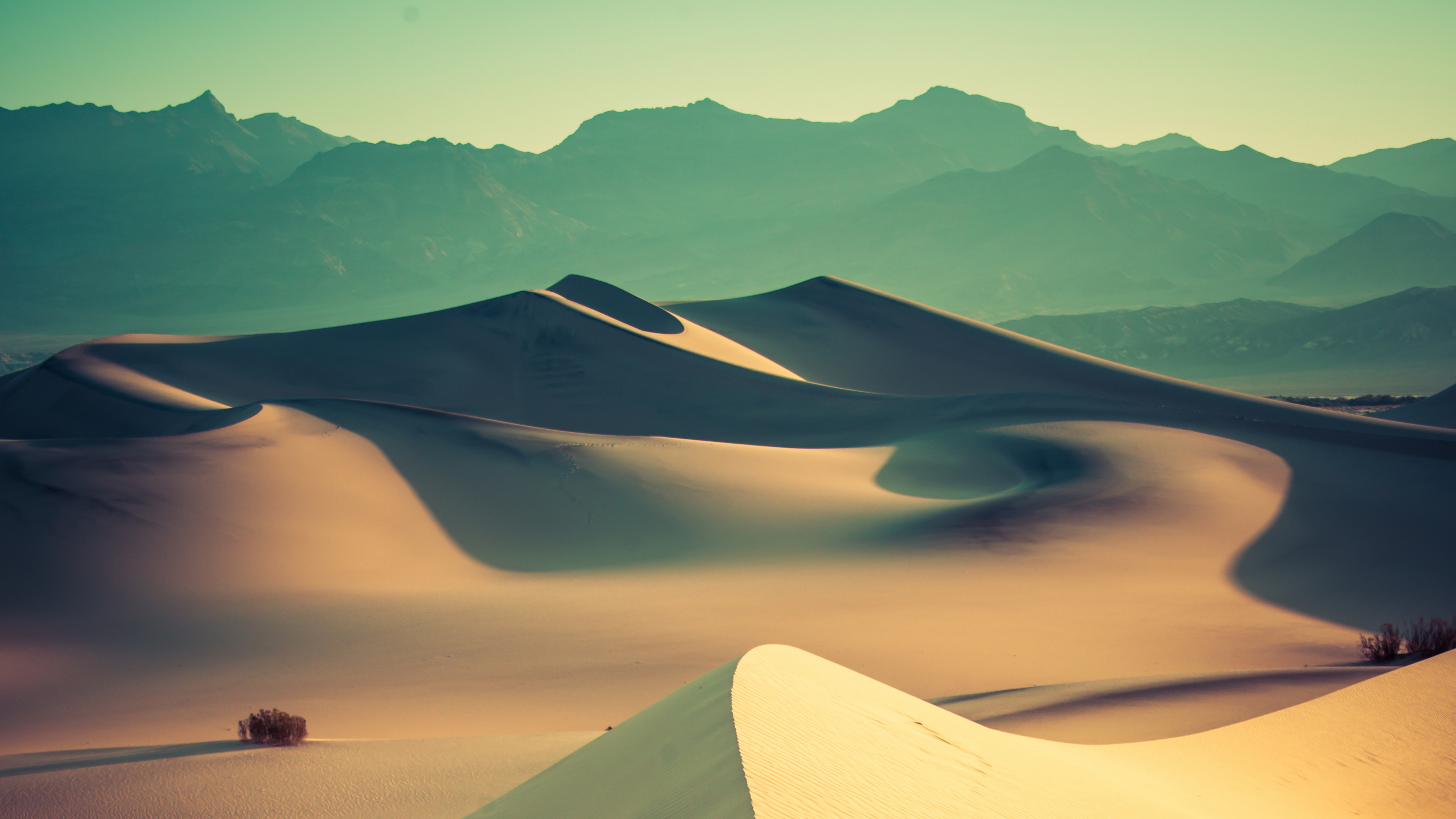 Fondo De Pantalla 4k De Deep Valley Shot Of Walking On Sand Dunes At