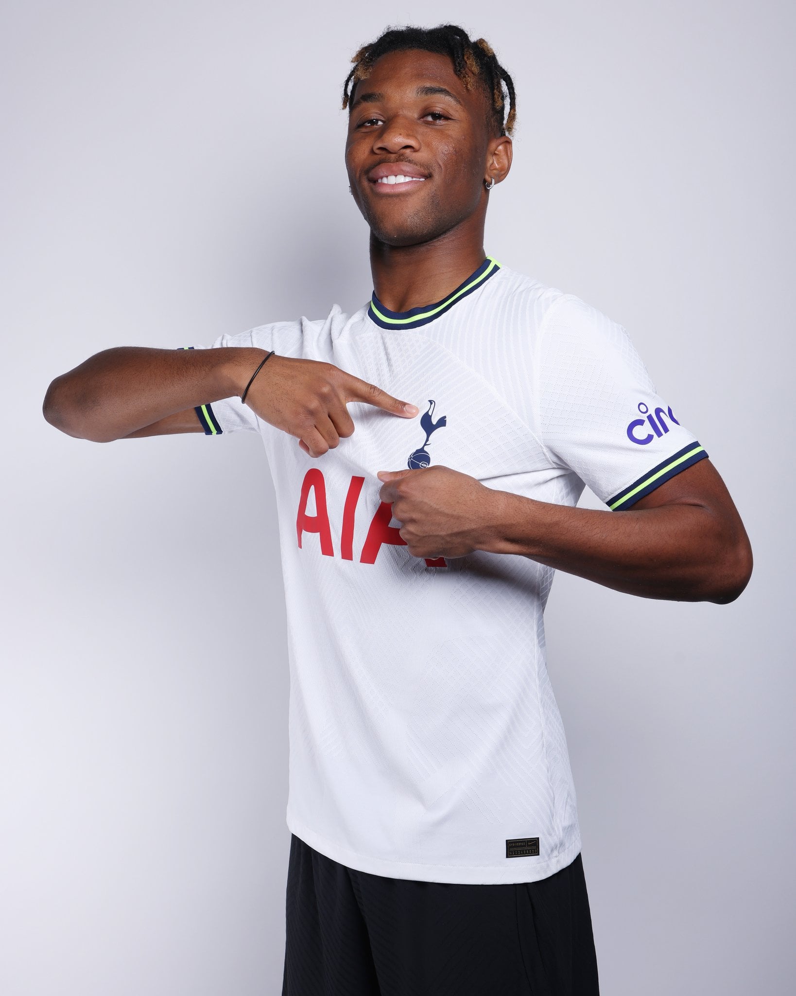 Destiny Udogie Wallpapers - Wallpaper Cave