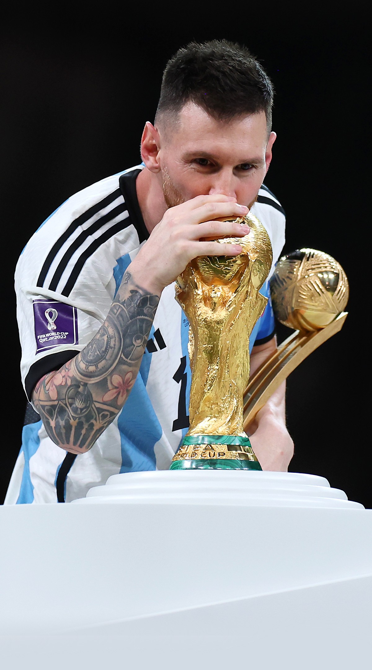 Messi Kissing World Cup Wallpapers - Wallpaper Cave