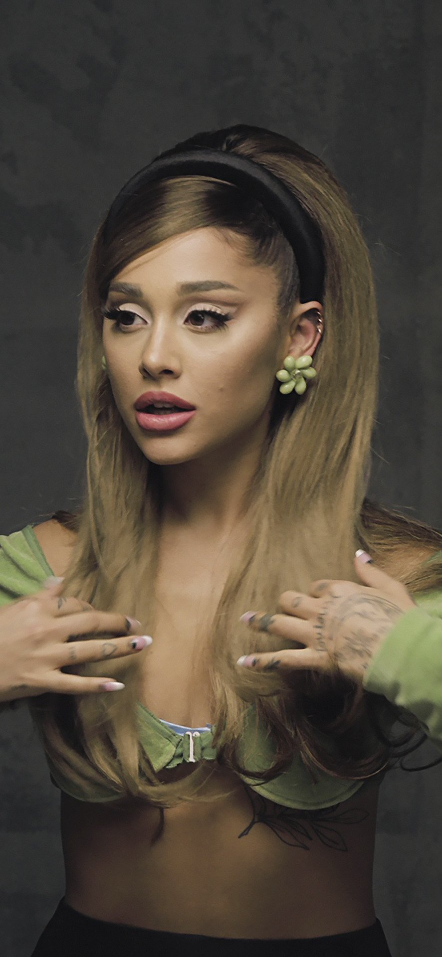 Ariana Grande Wallpaper 2024 Bruin Haar Ariana Grande Slaat Extensions