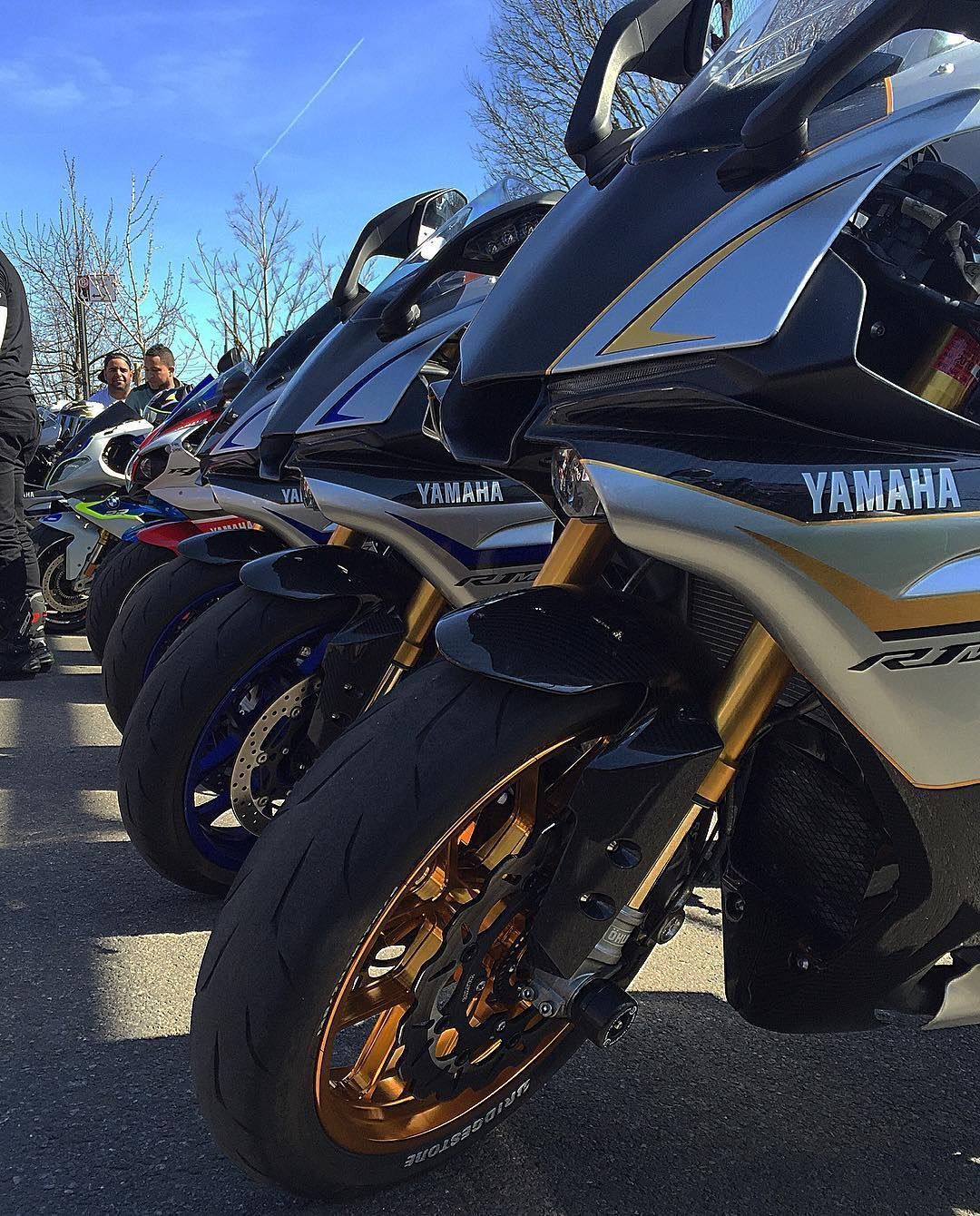 Yamaha R1 Black And Gold Wallpaper