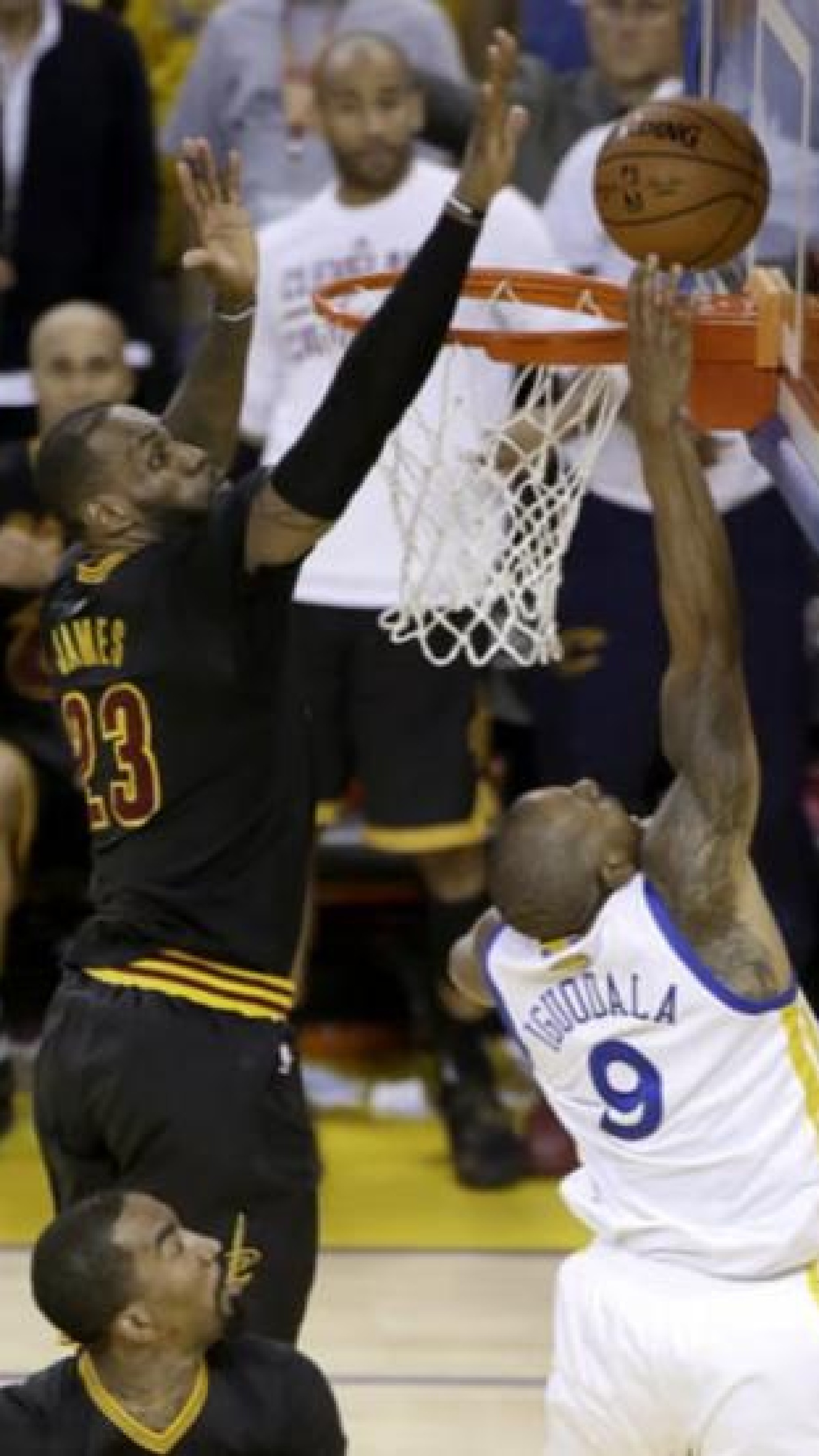 Lebron James Blocks Splitter Wallpaper