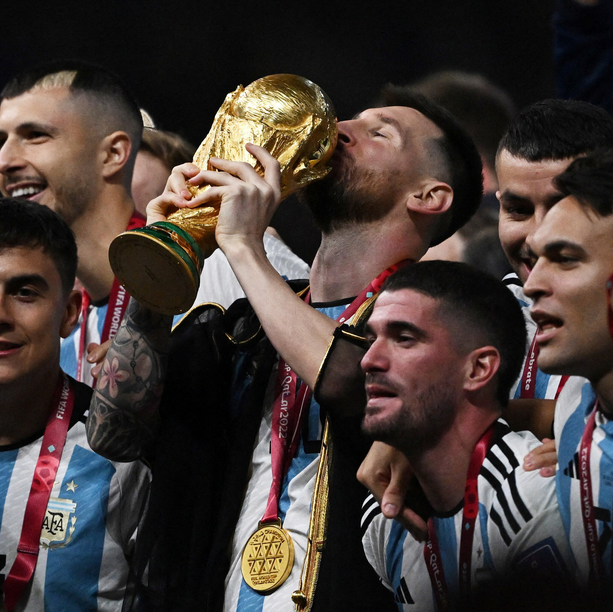 Lionel Messi Kissing The World Cup Trophy Wallpapers - Wallpaper Cave