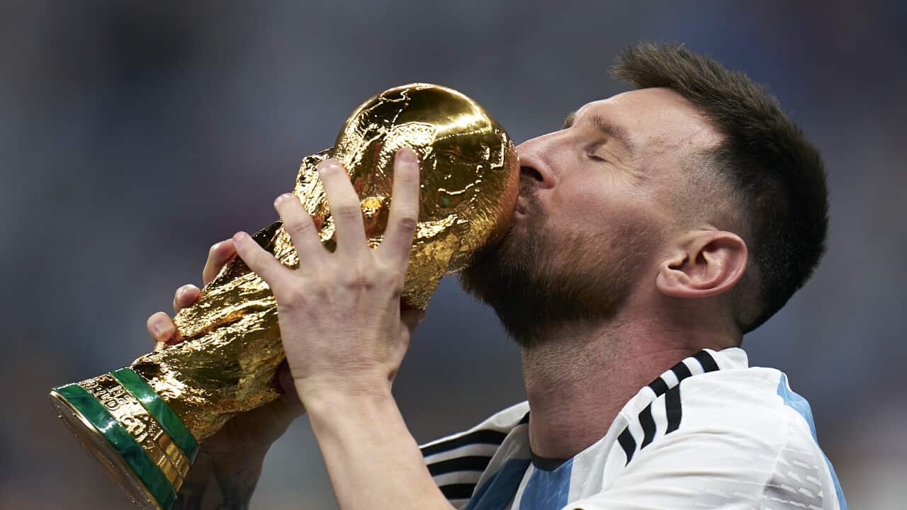 Lionel Messi Kissing The World Cup Trophy Wallpapers - Wallpaper Cave