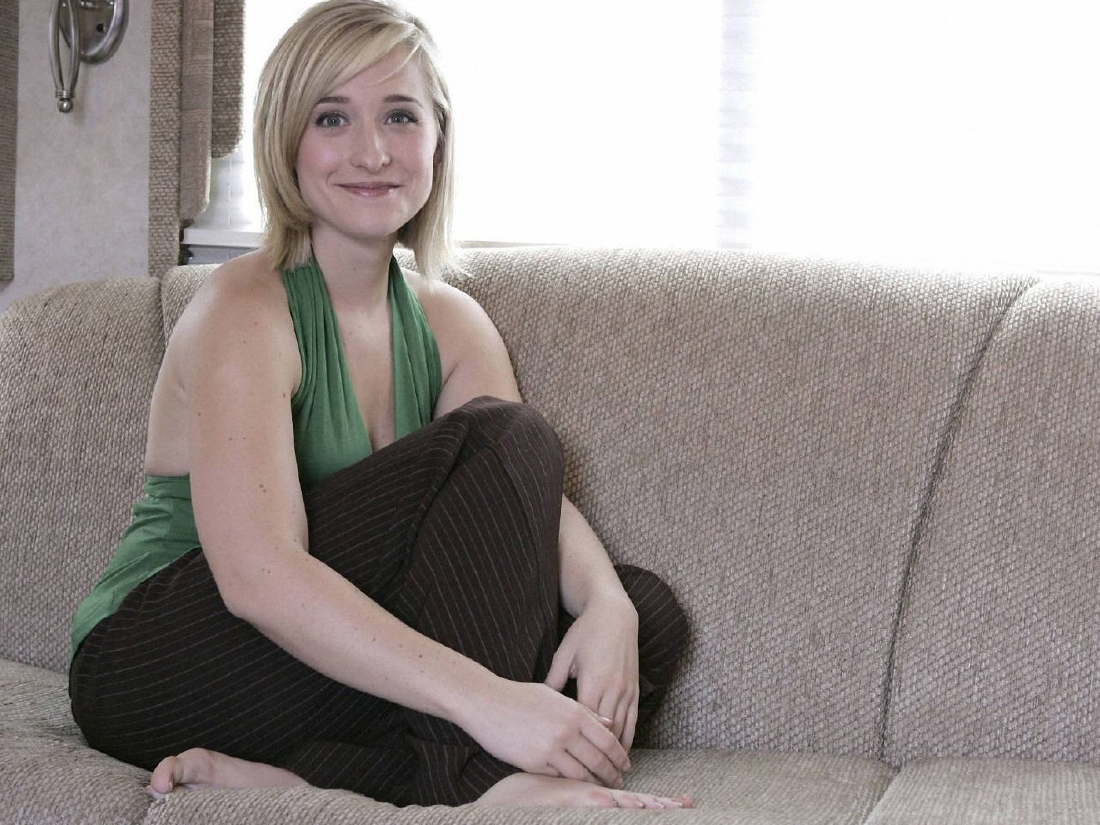 Allison Mack Wallpaper Background