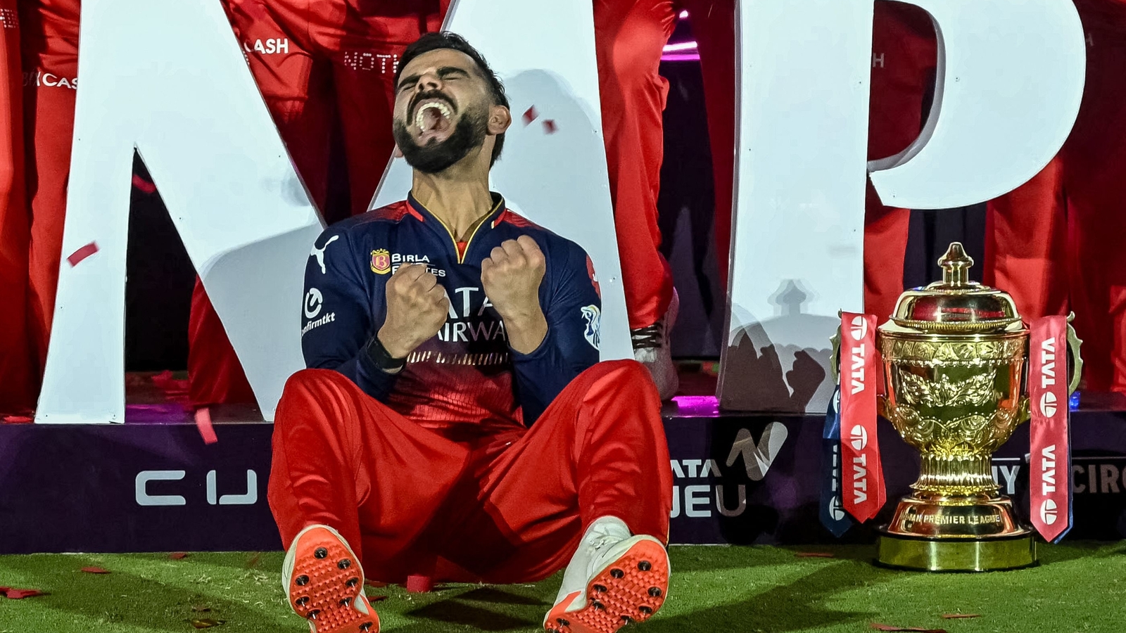 Virat Kohli IPL Trophy Wallpapers - Wallpaper Cave