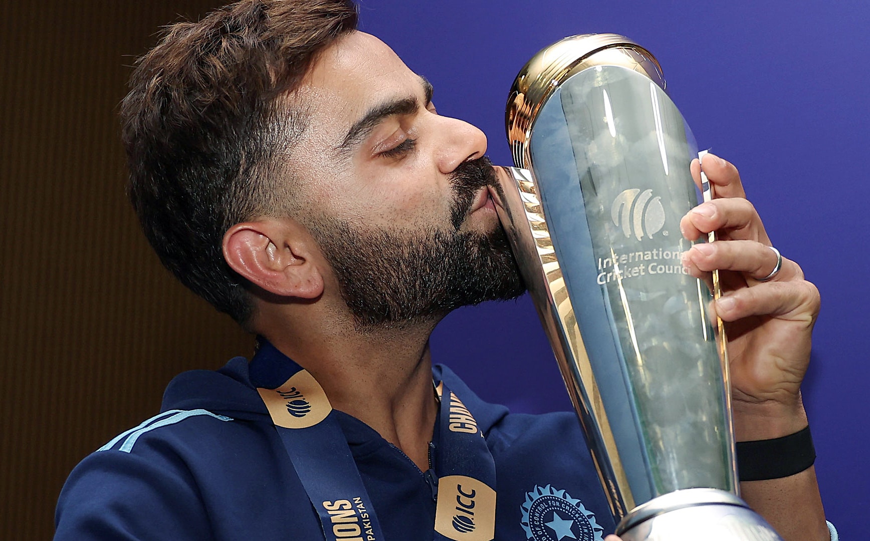 Virat Kohli With Trophy Wallpapers - Wallpaper Cave
