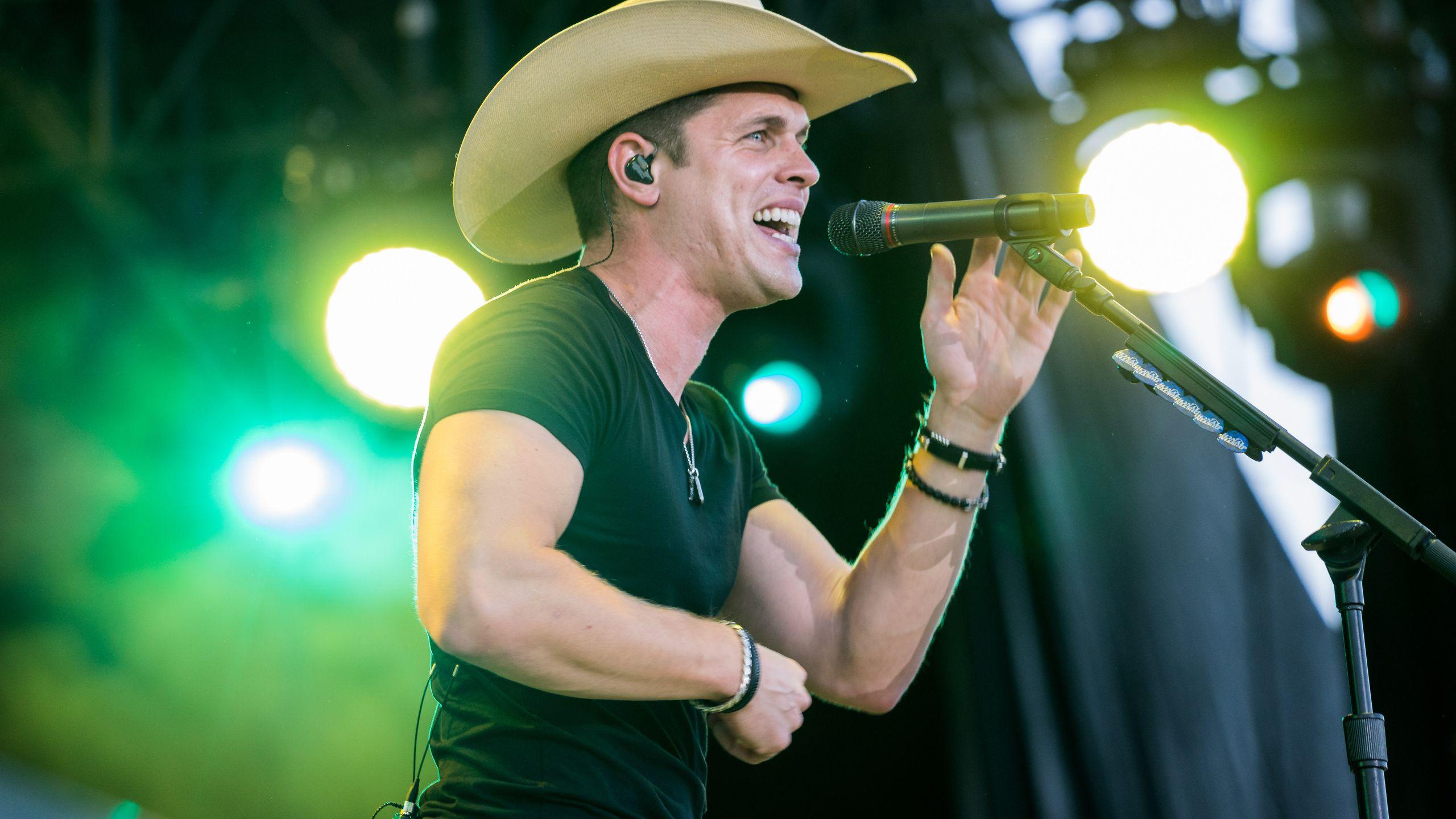 Dustin Lynch Country Singer at Dennis Raleigh blog