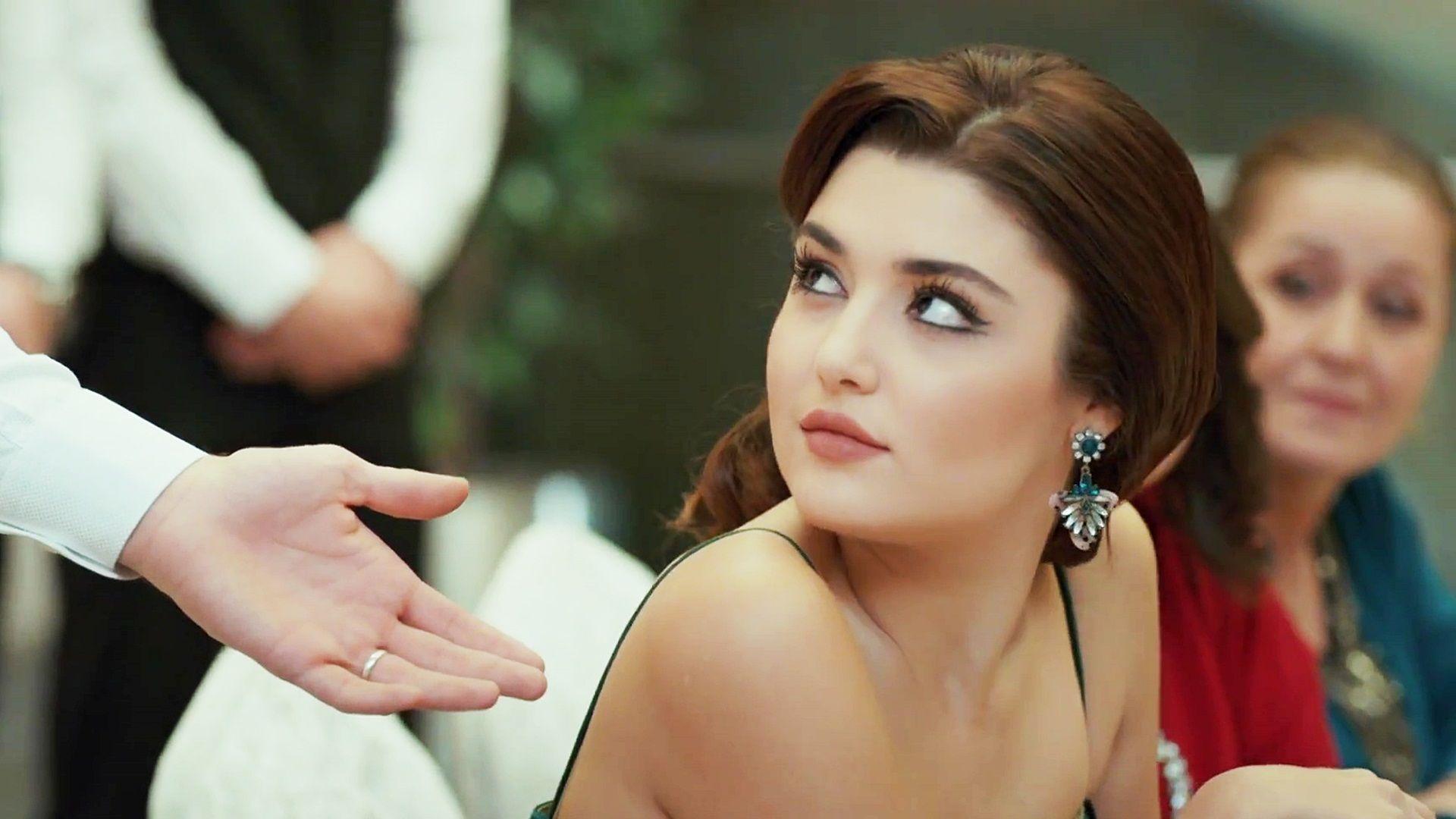 Hande Erçel HD Desktop Wallpapers - Wallpaper Cave