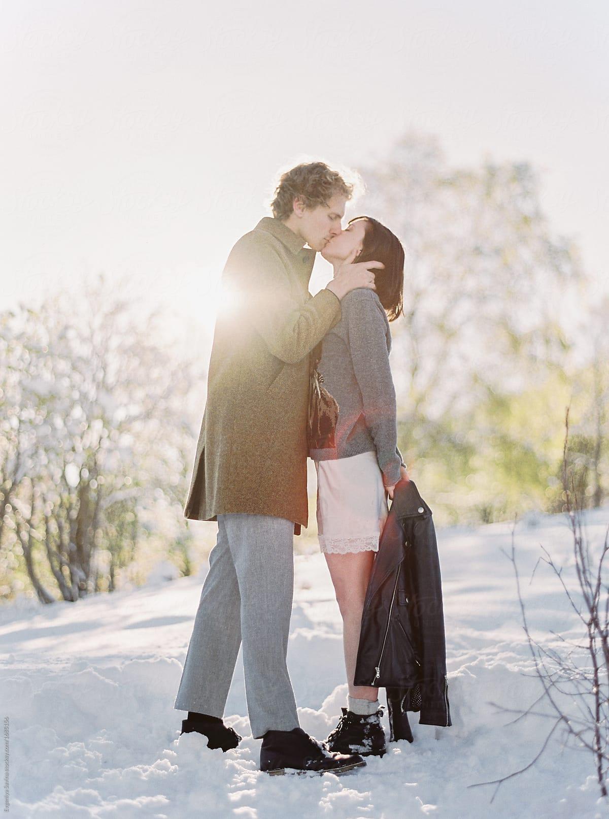 Winter Couples Kissing Wallpapers - Wallpaper Cave