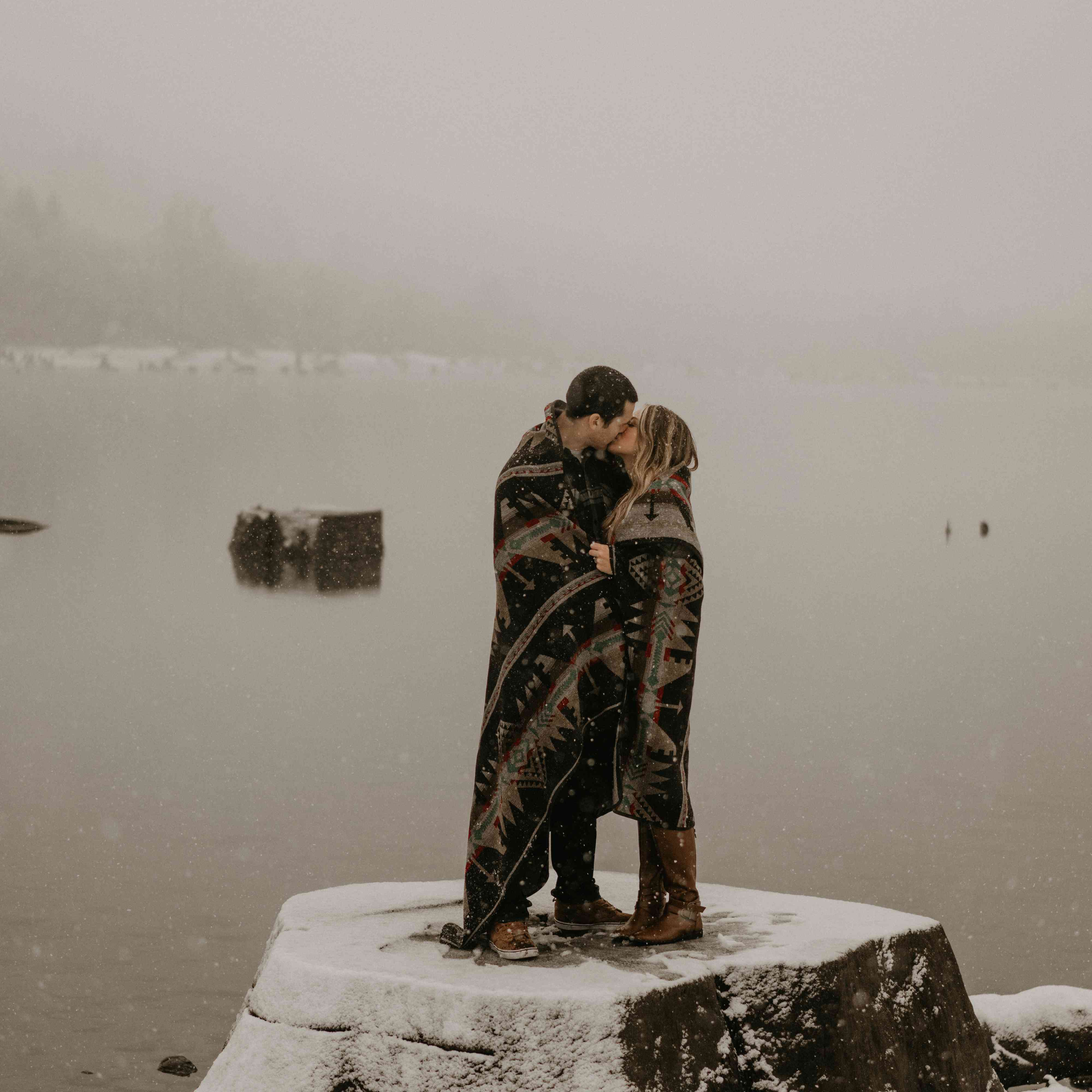 Winter Couples Kissing Wallpapers - Wallpaper Cave