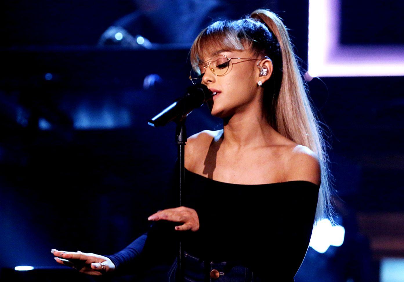 Ariana Grande Singing Wallpapers - Wallpaper Cave