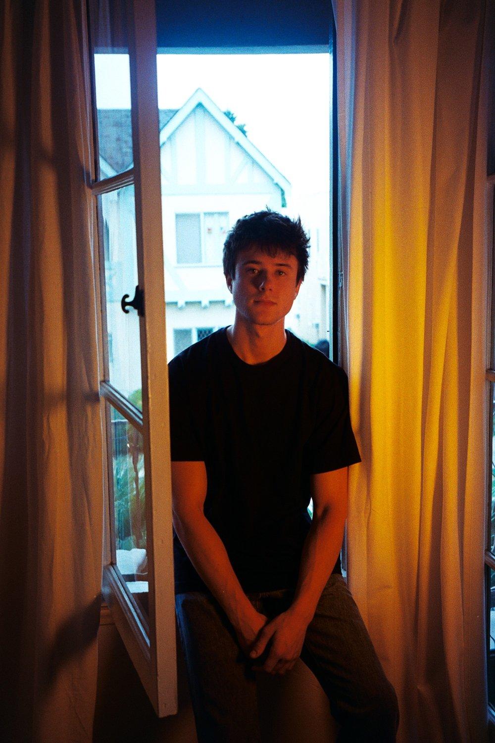 Alec Benjamin Let Me Down Slowly Wallpapers - Wallpaper Cave