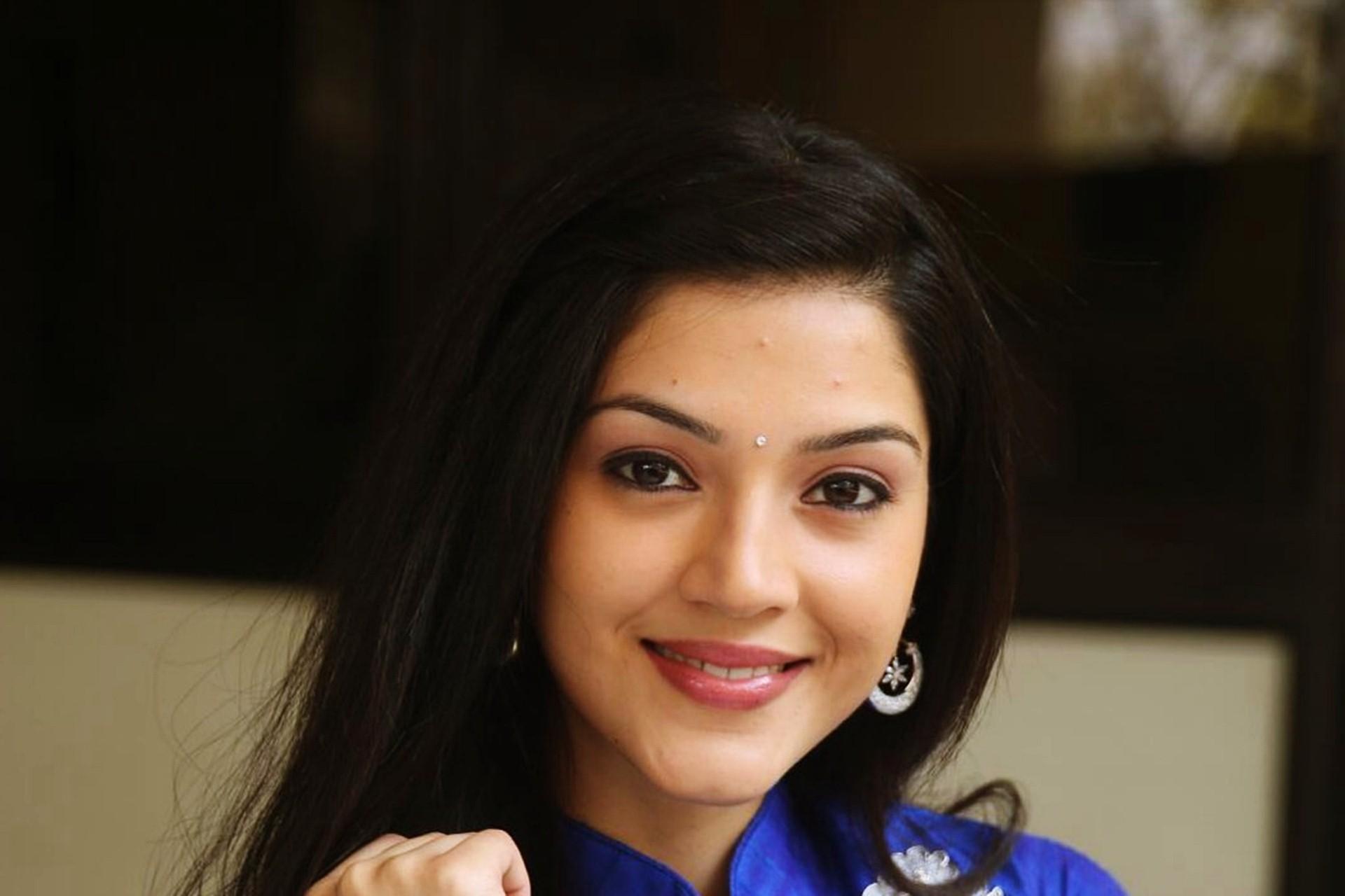 Mehreen Kaur Pirzada Wallpapers - Wallpaper Cave