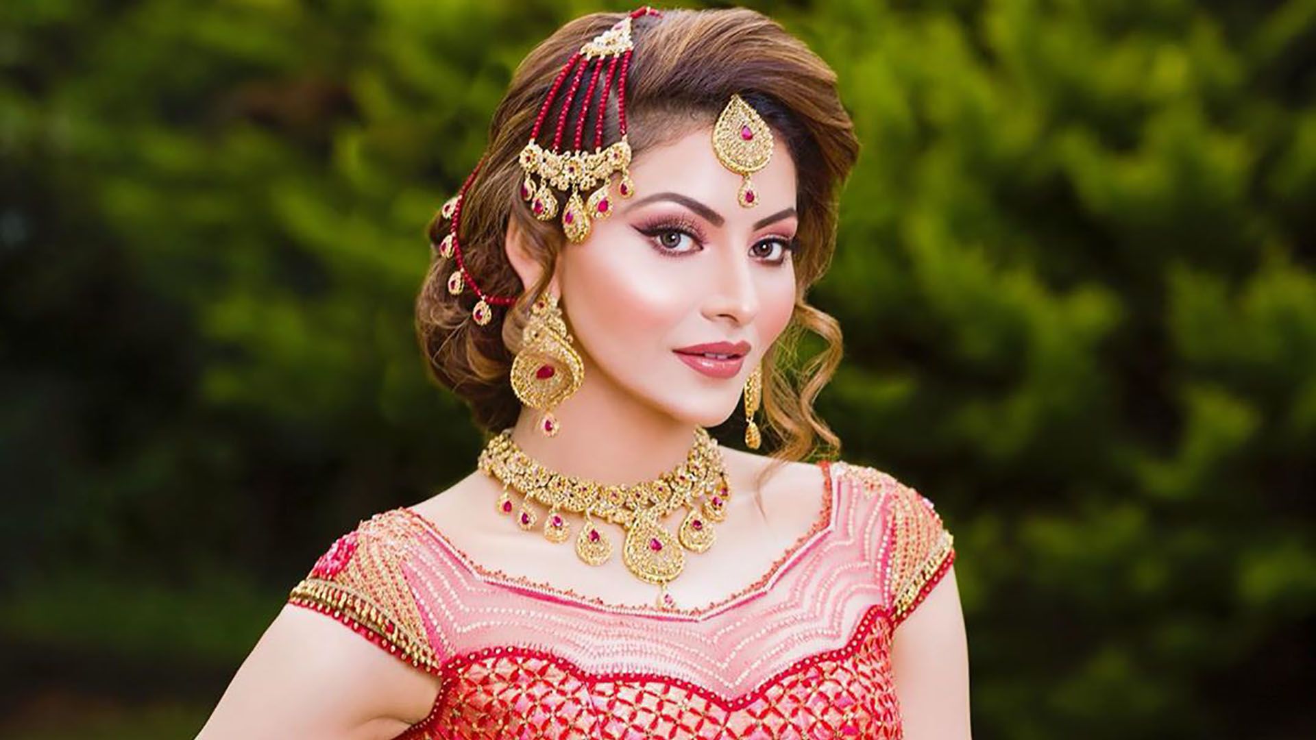 Urvashi Rautela Desktop Wallpapers - Wallpaper Cave