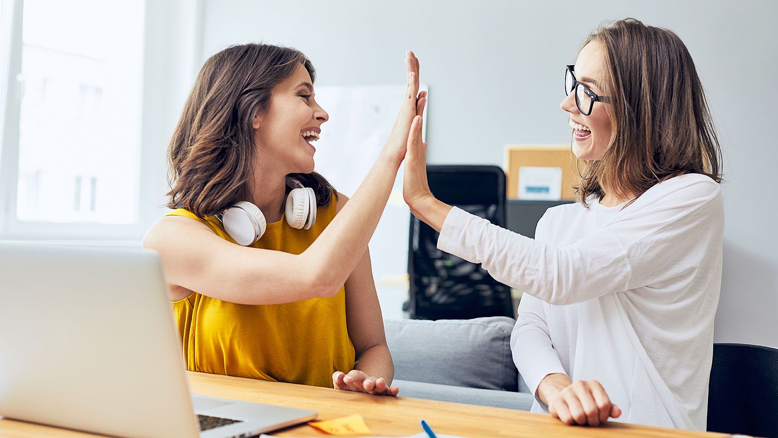 Millennial Women Wallpapers - Wallpaper Cave