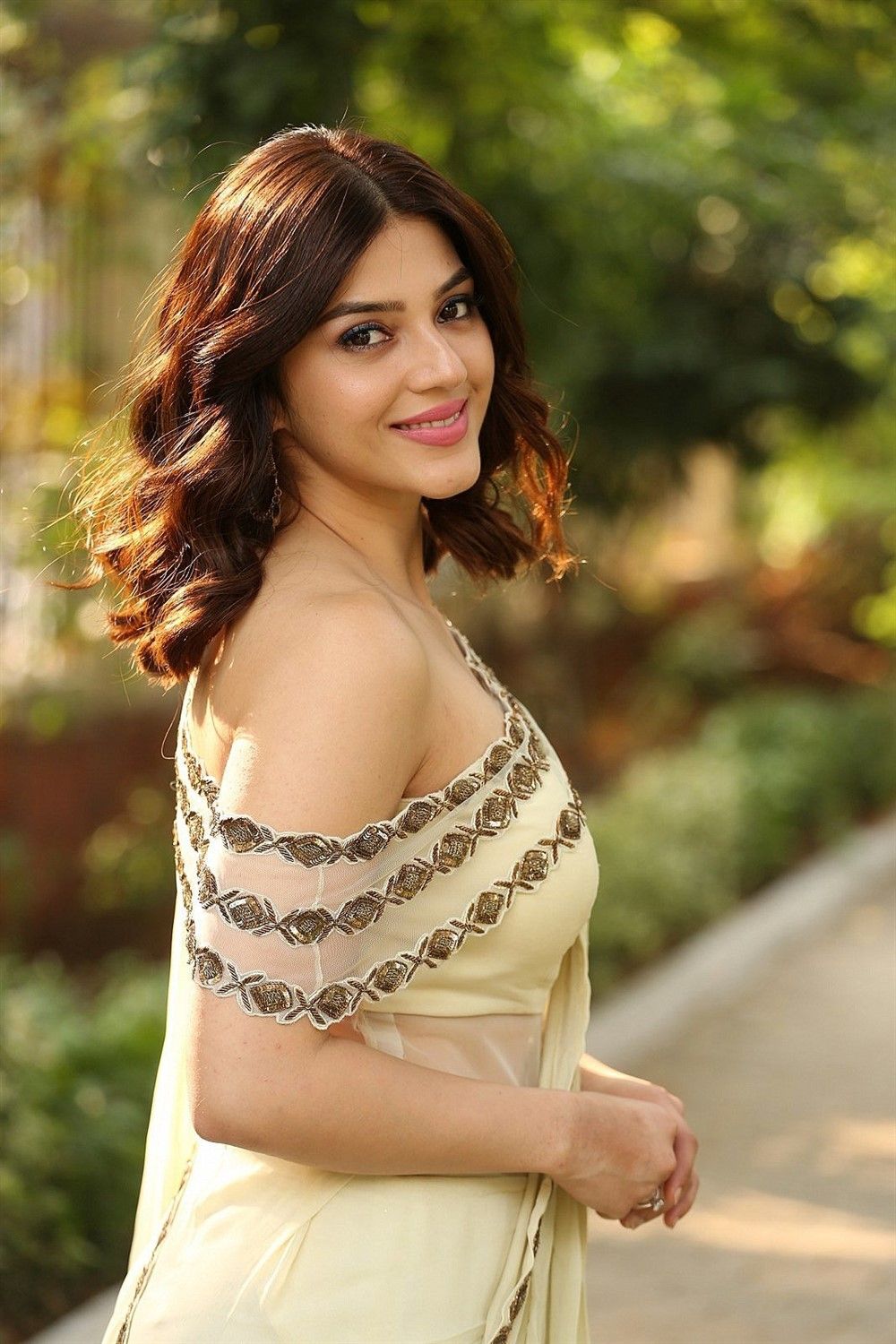 Mehreen Pirzada HD Mobile Wallpapers - Wallpaper Cave