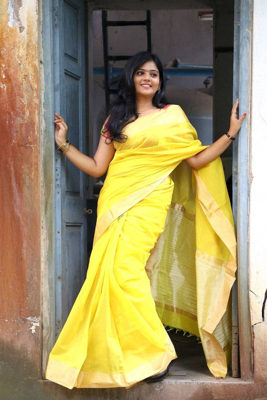 Indian Traditional Girl With Saree Wallpapers Wallpaper Cave