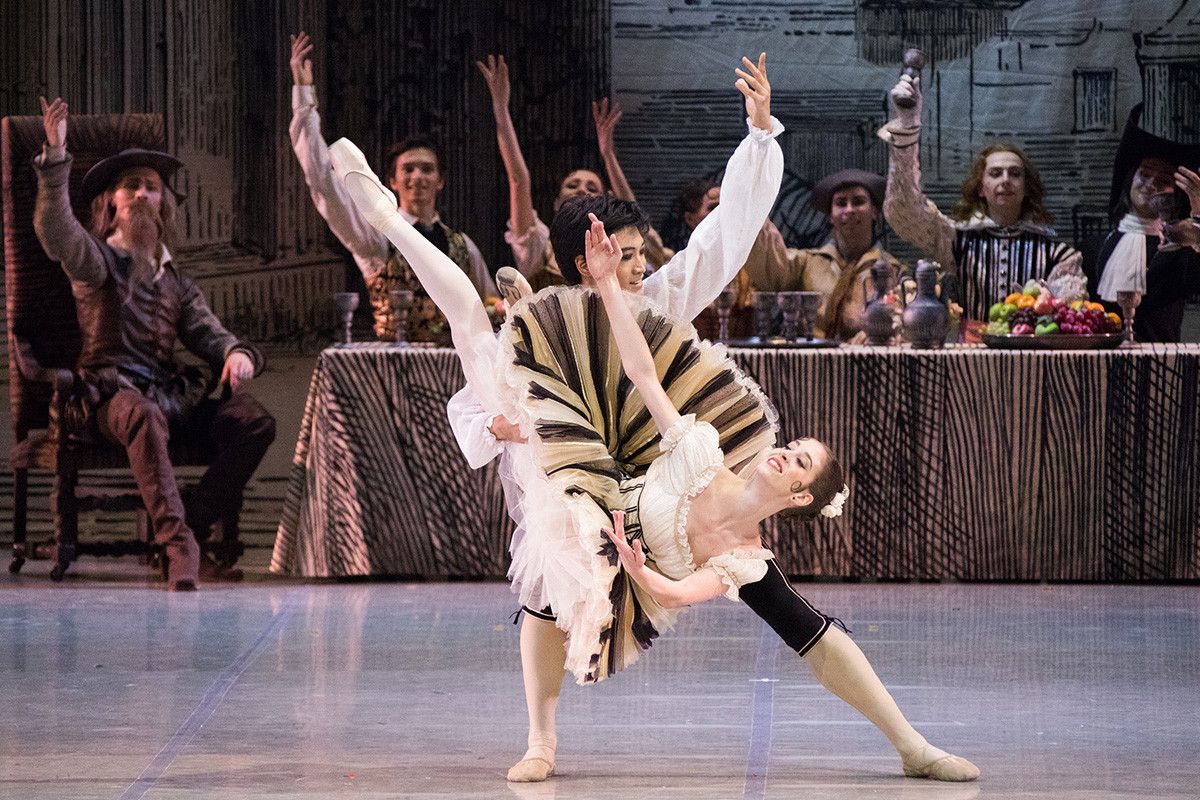 Ballet Fish Lift Wallpapers - Wallpaper Cave